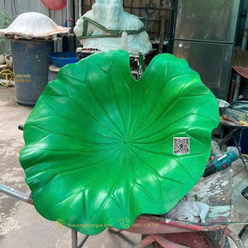 Lá sen che tượng Phật ngoài trời